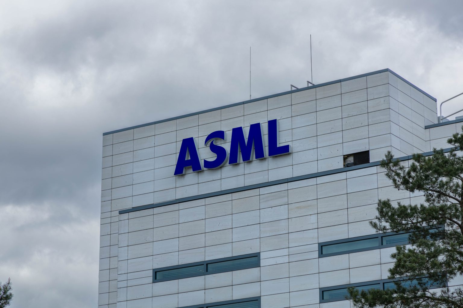 ASML koers opent 7 procent lager na twijfel over groei in 2026 - Newsbit